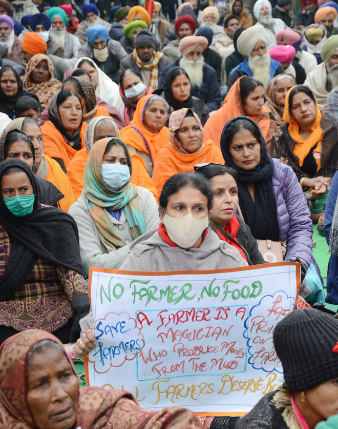 Angry peasants protest outside DC’s office - The Tribune