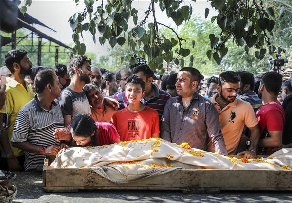 Emotional scenes at cremation of slain Kashmiri pandit in Jammu - The ...