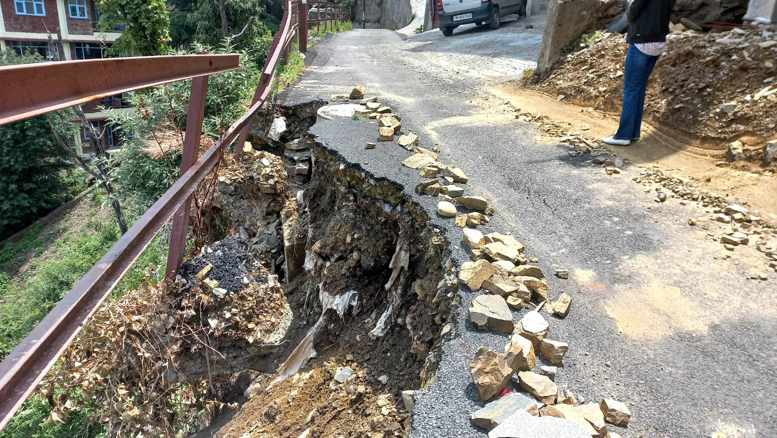 Sinking road a safety threat - The Tribune