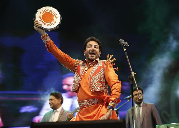 Legendary Punjabi singer Gurdas Maan releases single Gal Sunoh Punjabi ...
