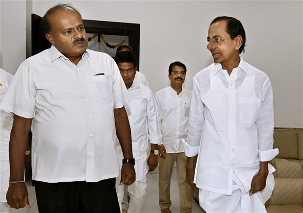 Telangana CM KCR discusses national alternative with Kumaraswamy over lunch - The Tribune
