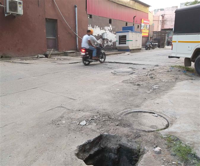 Overflowing sewer inconveniences office-goers at Beant Singh Complex in ...