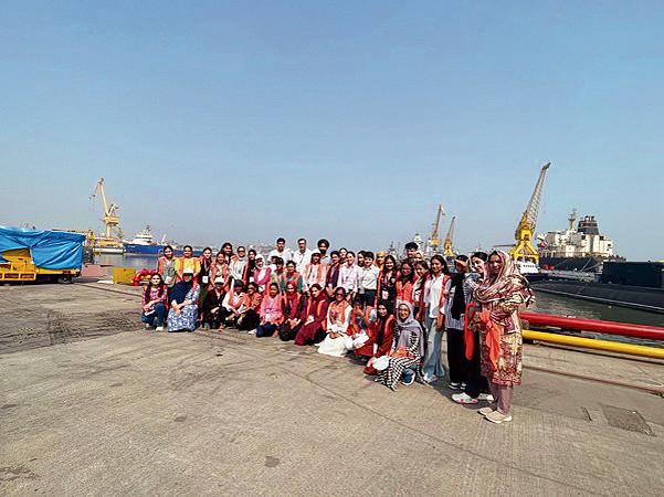 UT students visit Mumbai naval base, dockyard - The Tribune