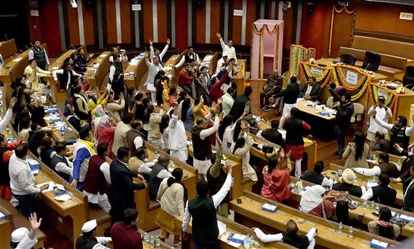 Supreme Court issues notice to L-G, MCD House Pro tem presiding officer ...