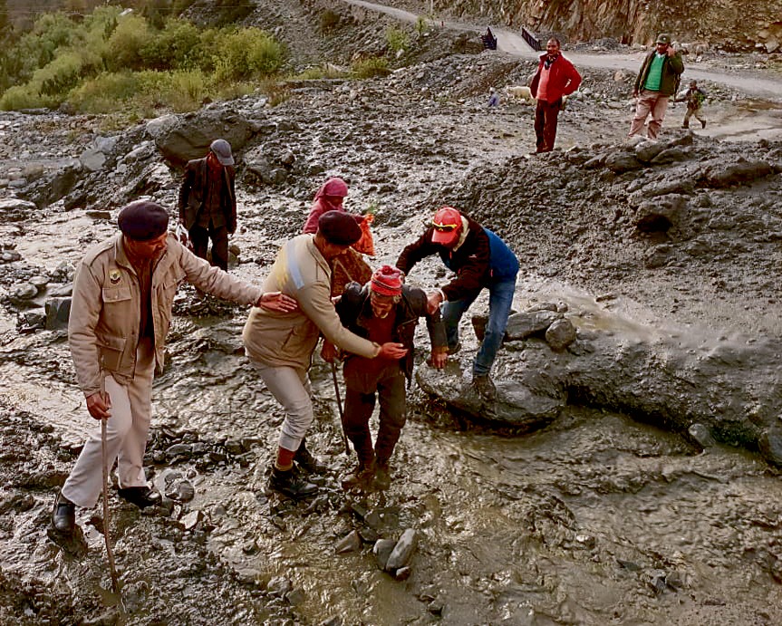100 stuck in flood-hit nullah near Udaipur subdivision of Lahaul and Spiti rescued - The Tribune
