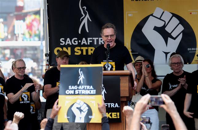 Bryan Cranston, Jessica Chastain join star-studded Times Square rally ...