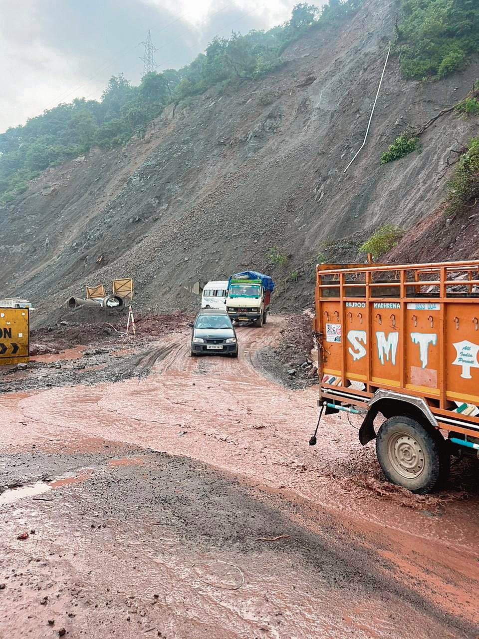 Fresh cracks appear on Shimla highway at Chakki Mod, heavy vehicles not ...