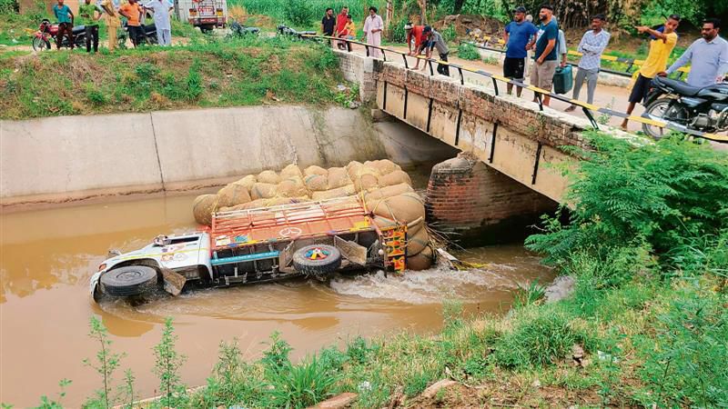 Garhshankar: Truck carrying stubble falls into canal - The Tribune