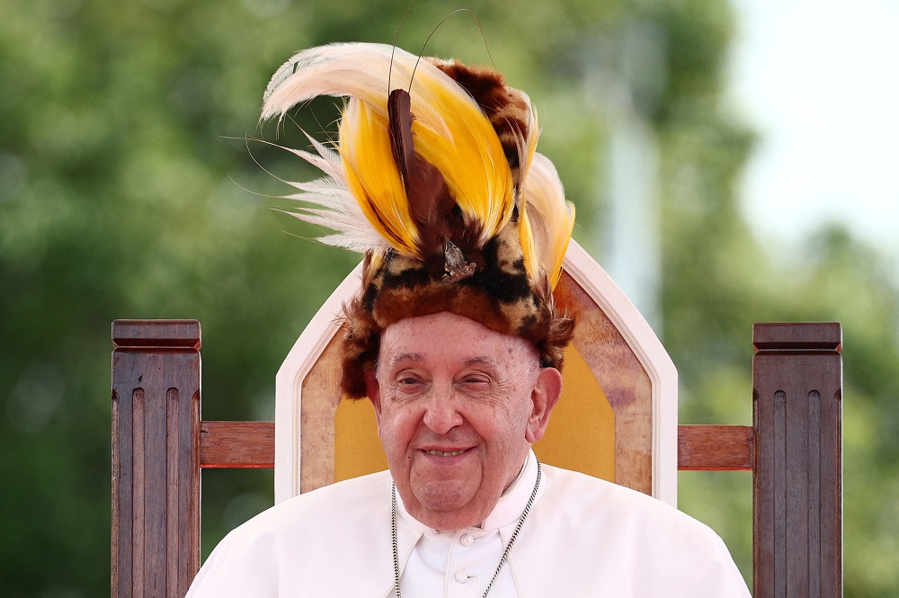 Pope Francis to use handmade chairs by Indian-origin carpenter during ...