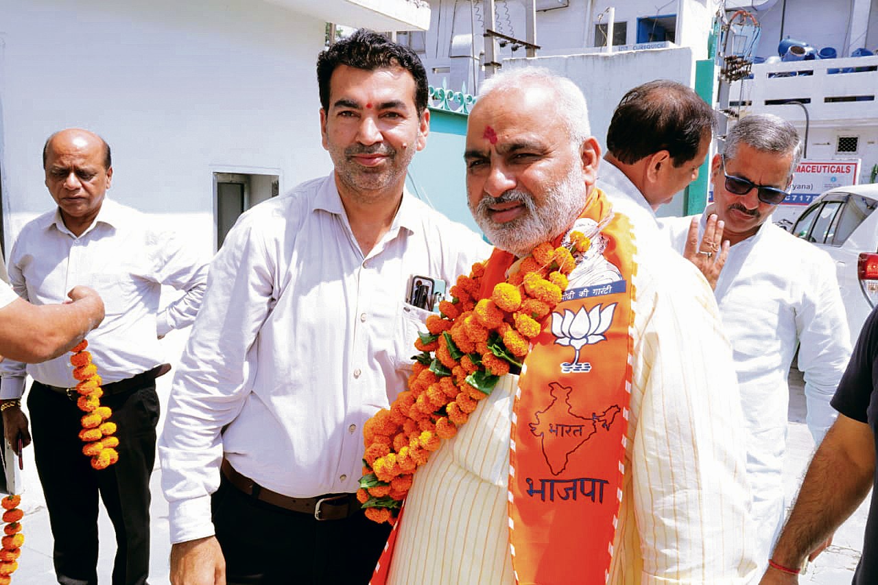 BJP, Cong intensify campaign, go hammer & tongs to attain victory - The ...