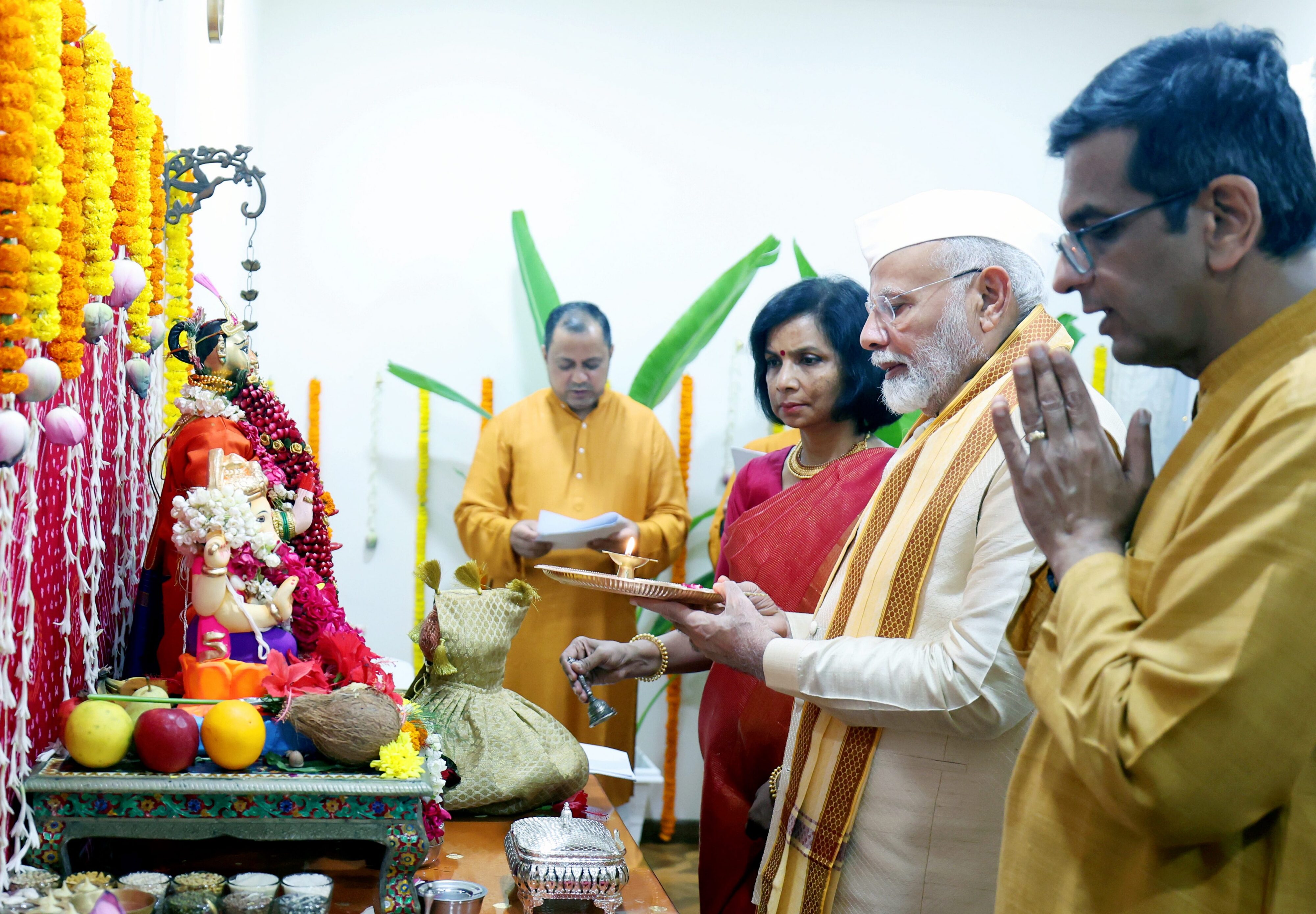 PM Modi's Ganpati puja visit to CJI's residence sparks political row ...
