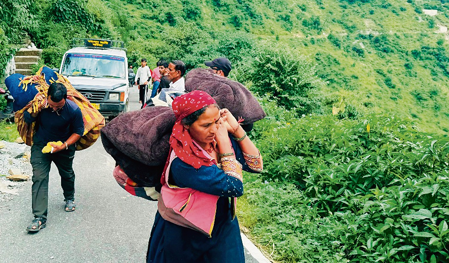 Amid fear of collapse, 8 families of Mandi village vacate their houses ...