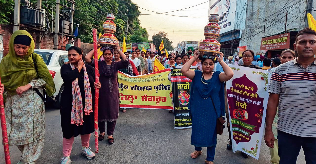 Computer teachers hold protest march - The Tribune
