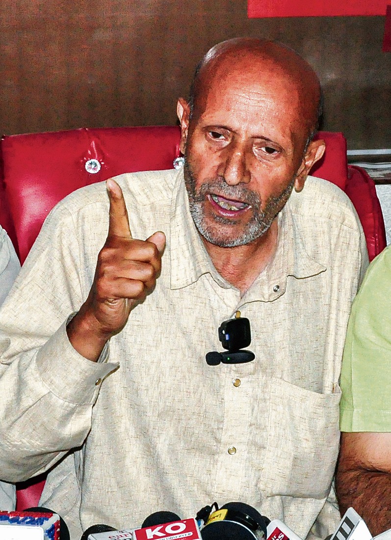 Lok Sabha MP Rashid chairs key review meeting in Bandipora - The Tribune