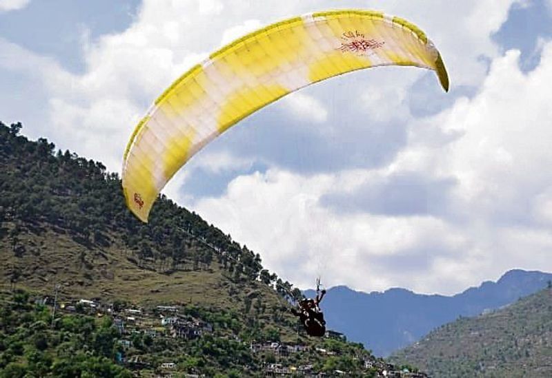 Another foreign paraglider crashes to death in Manali - The Tribune